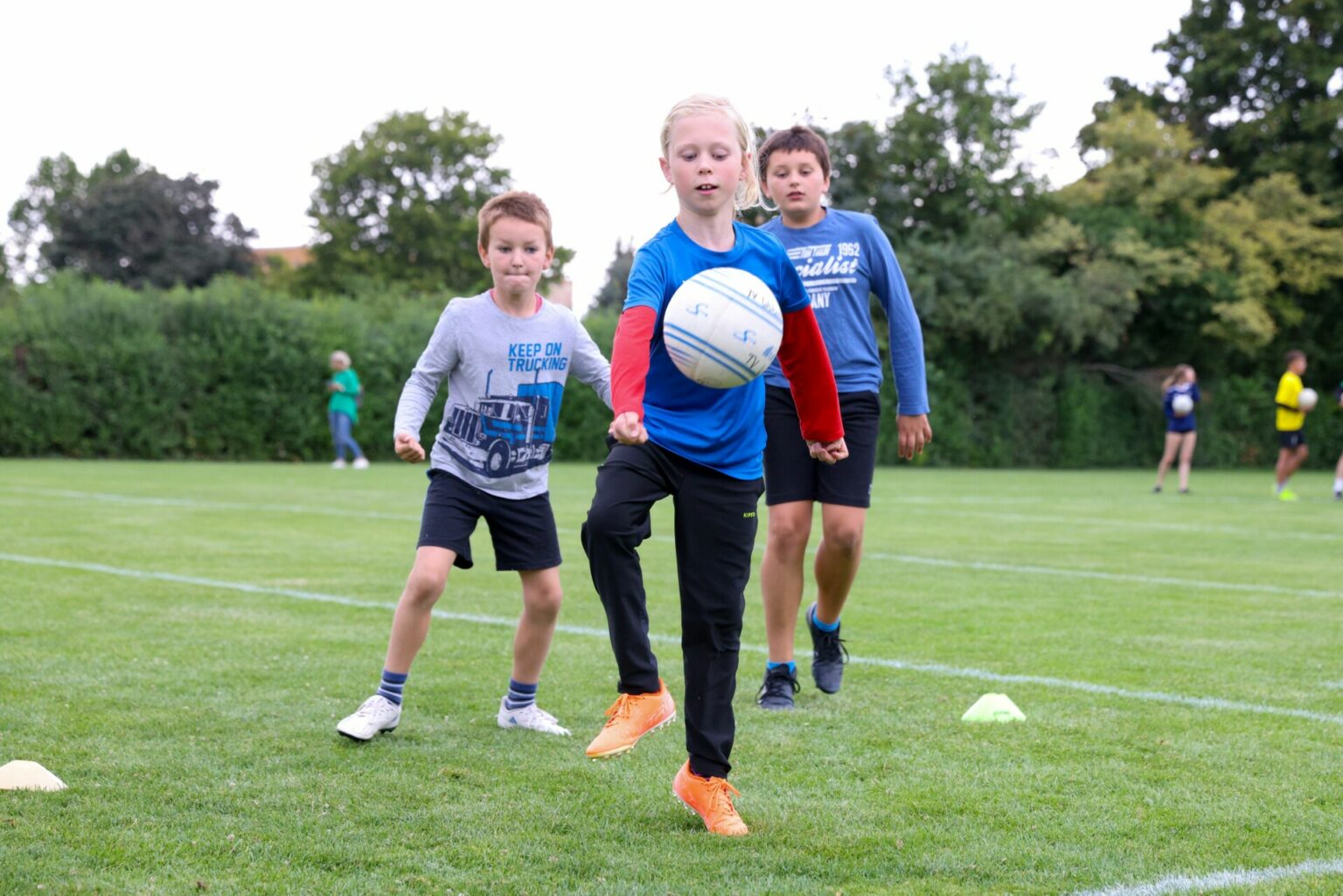 Tipps vom Weltmeister: Deutsche Faustballer trainieren mit Kindern ...